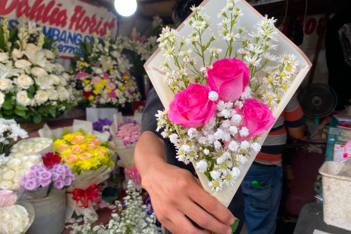 Bukan untuk Pasangan, Fauzi Hadiahkan Bunga untuk Putri Kecilnya di ...