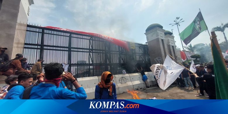 Massa Demo Tolak RUU Pilkada Jebol Pagar Gedung DPR