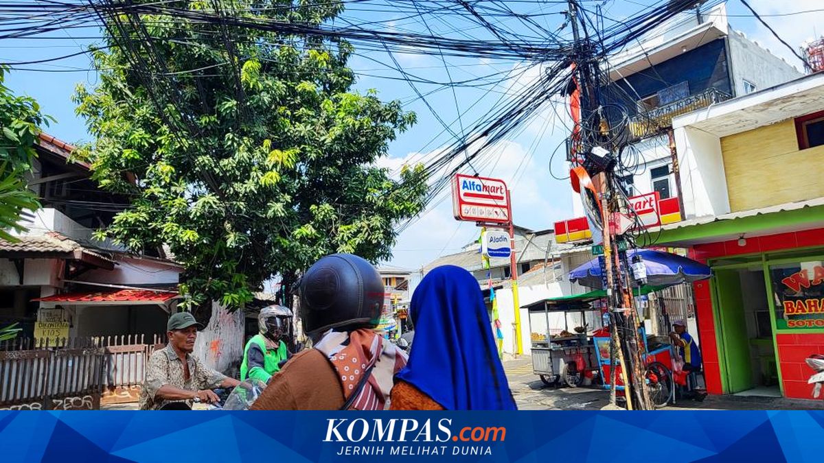Kabel Semrawut di Jalan Syahdan Palmerah, Warga: Kalau Malam Takut ...