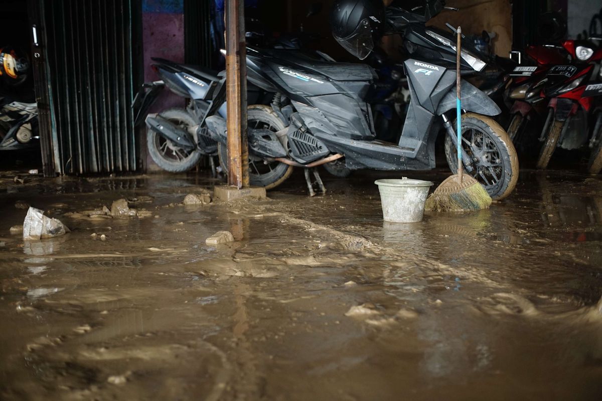 KAI Bebaskan Tarif Parkir untuk 297 Sepeda Motor Terendam Banjir di ...