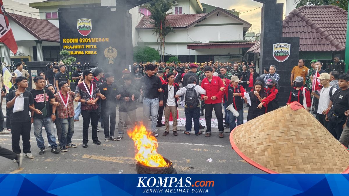 BERITA FOTO: Mahasiswa Bakar Ban di Depan Kodim 0201/Medan