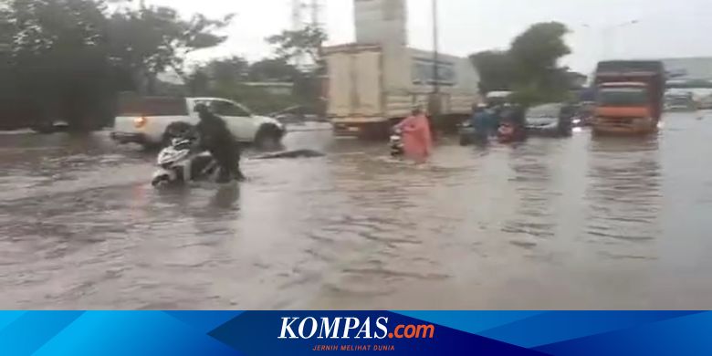 Banjir di Pantura Semarang-Demak Makin Parah, Kendaraan Banyak yang Mogok