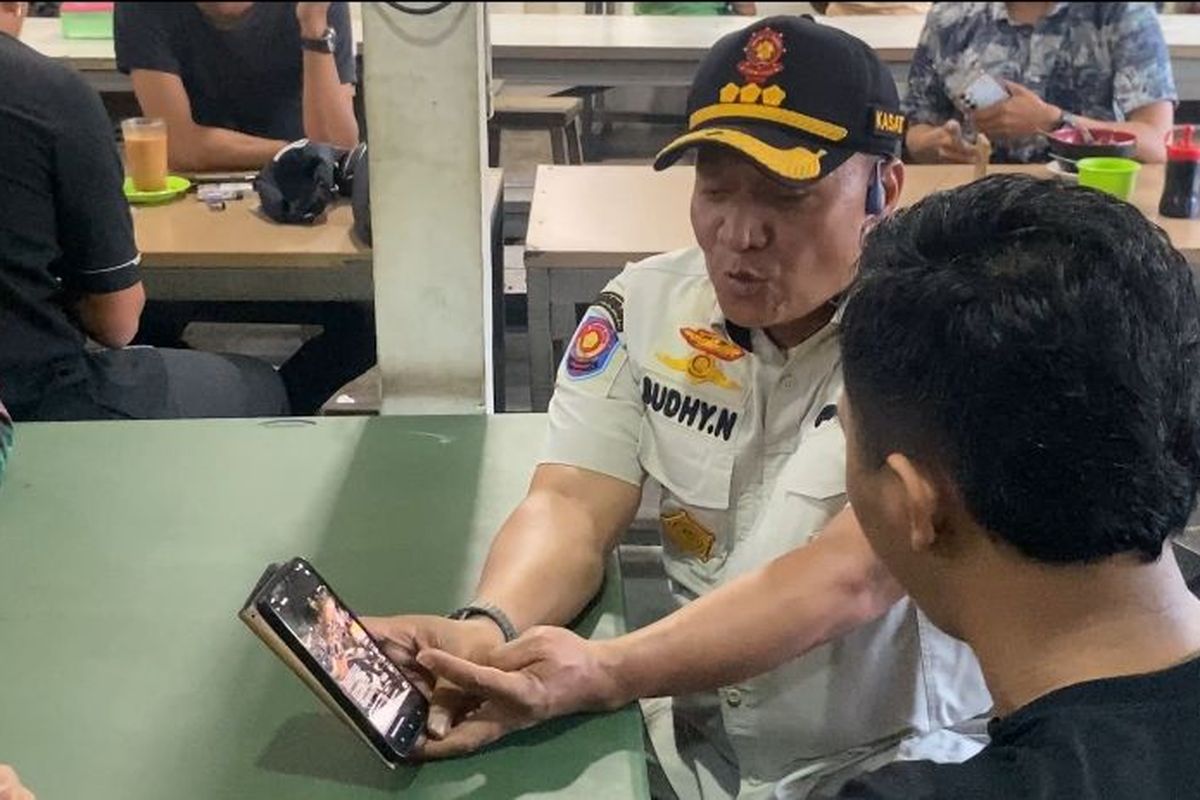 Ruas Jalan Cawang Nyaris Lumpuh akibat PKL dan Parkir Liar, Satpol PP ...