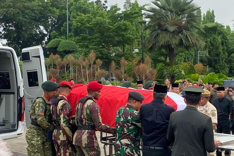 Doni Monardo Dimakamkan secara Militer di TMP Kalibata