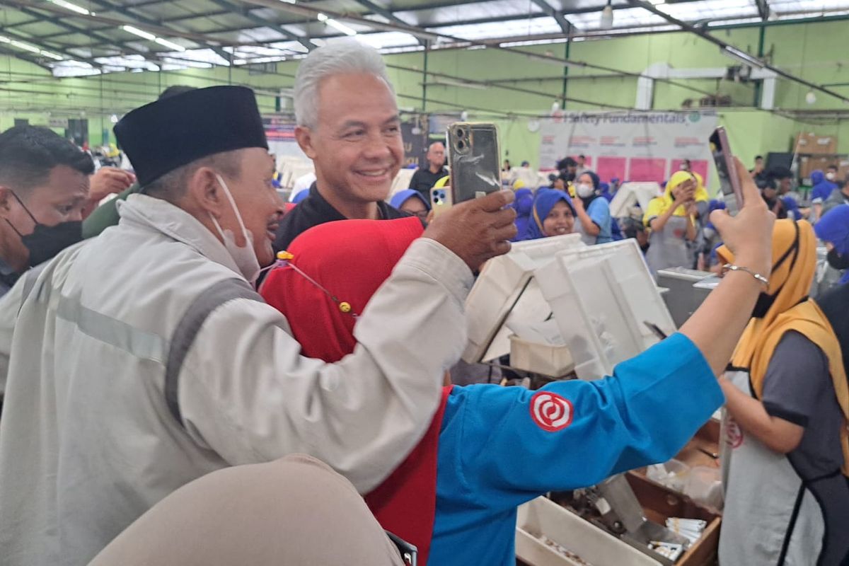 Kunjungi Pabrik Rokok di Kendal, Ganjar Jadi Rebutan Foto Buruh