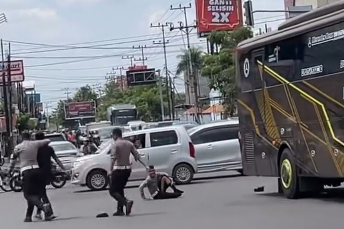 Viral Video Kaki Polisi Madiun Terlindas Bus hingga Patah 5 Titik ...
