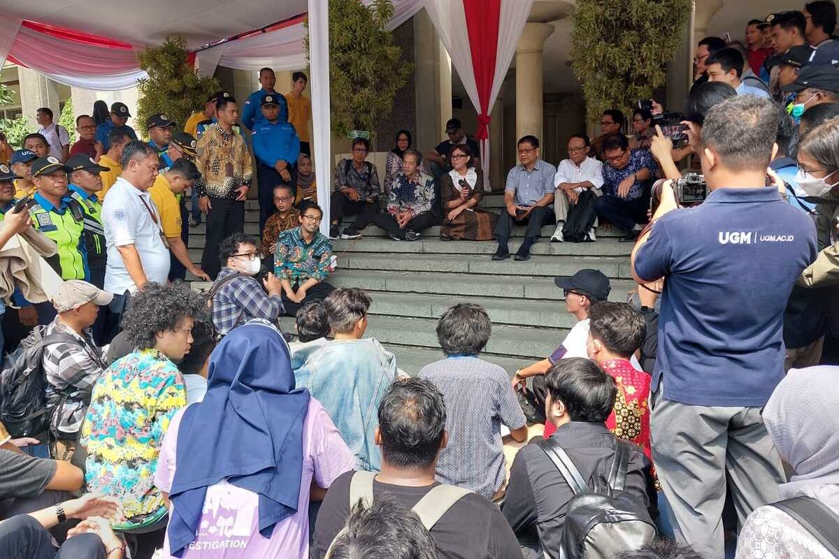 Rektor UGM Temui Mahasiswa yang Kemah di Balairung, Protes UKT dan Uang ...