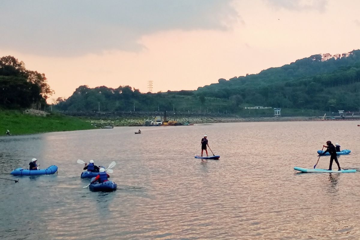 Serunya Wisata Air Bendungan Selorejo di Malang, Ada Stand Up Paddle ...