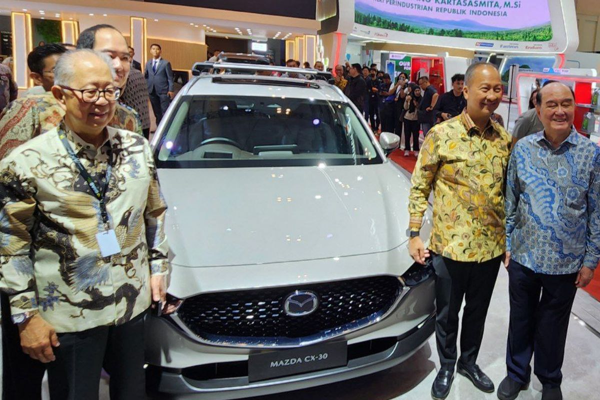 Mazda Siapkan Pabrik Baru di Indonesia, Menperin Kunjungi Booth