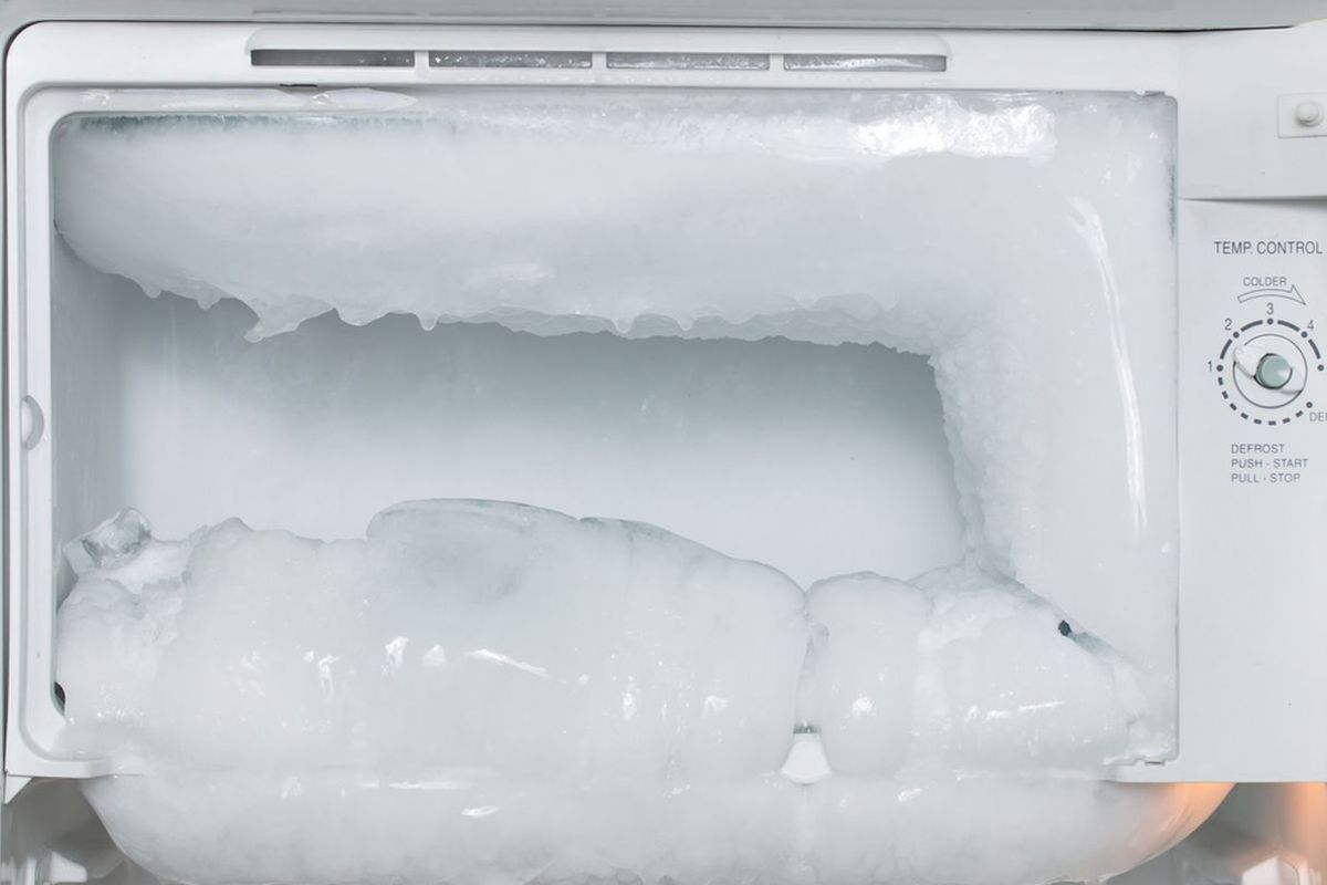 Cara Membersihkan Freezer Penuh Bunga Es Tanpa Cabut Colokan Listrik