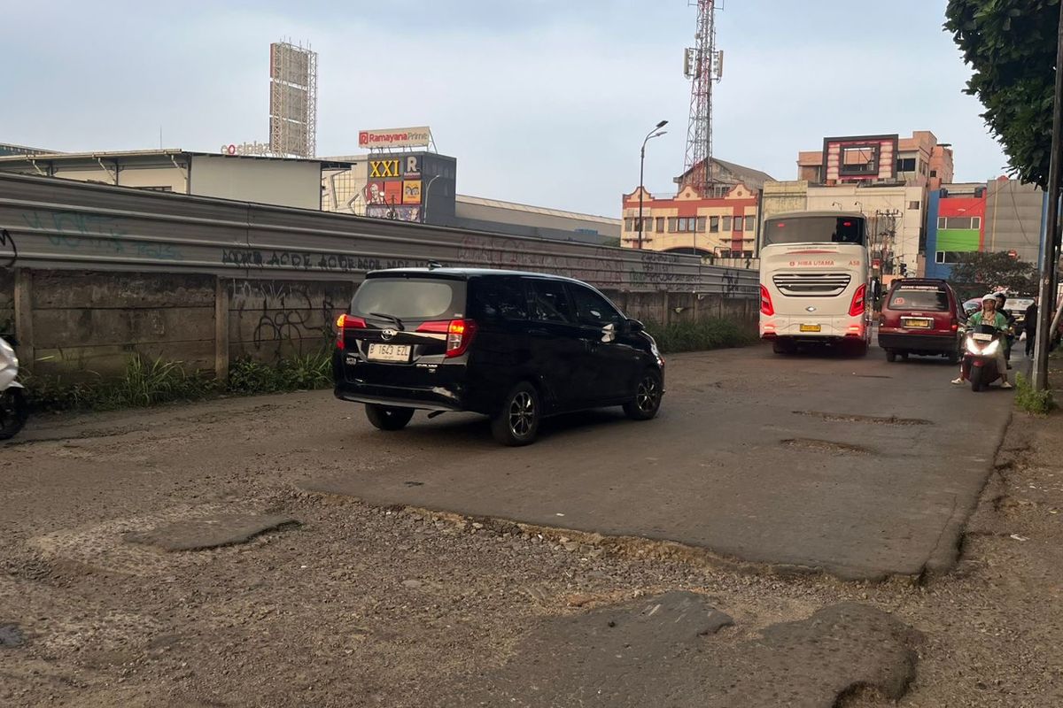 Jalan Gedoran Depok Rusak Parah, Sopir Angkot: Terburuk Selama 10 Tahun
