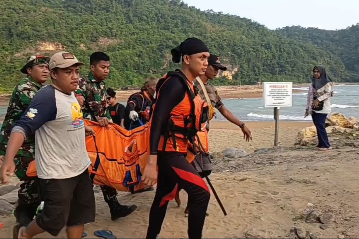 2 Wisatawan yang Hilang di Pantai Pancer Pacitan Ditemukan Tewas, Sisa 1 Orang Masih Dicari