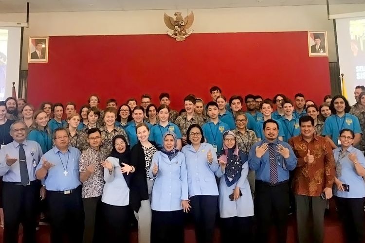 Ketika Siswa "Bule" Ikut "Ngantin" di SMAN 3 Yogyakarta