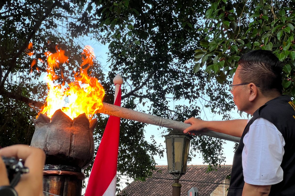 Api Dharma Waisak Disakralkan di Candi Mendut usai Tempuh Jarak 107 Km
