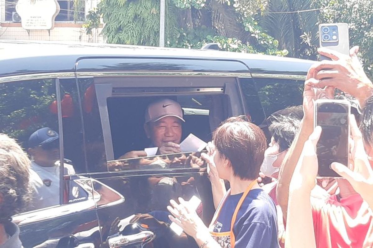 Lagi, Jokowi Bagikan Sembako dan Amplop untuk Warga, Kali Ini di Pasar ...