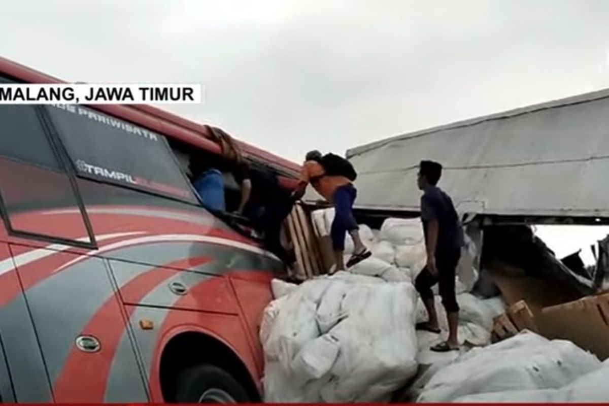Kecelakaan Bus di Malang, 4 Orang Tewas, Ada Korban Terjepit