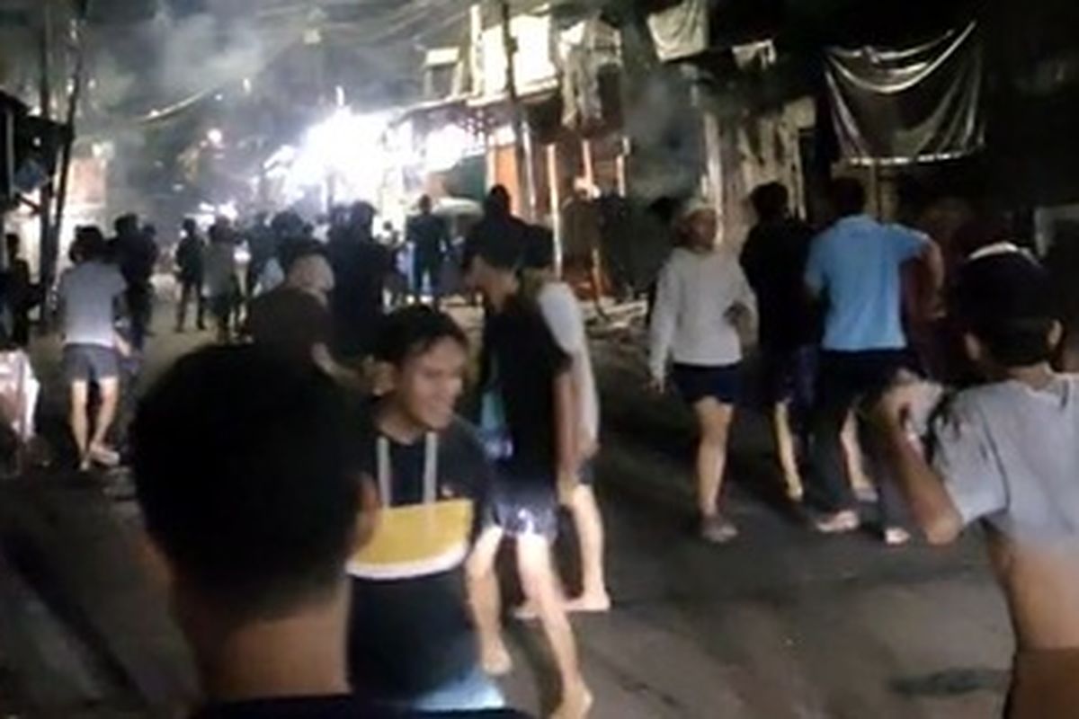 Tawuran Pecah di Tebet, Remaja Saling Serang Pakai Petasan dan Sajam