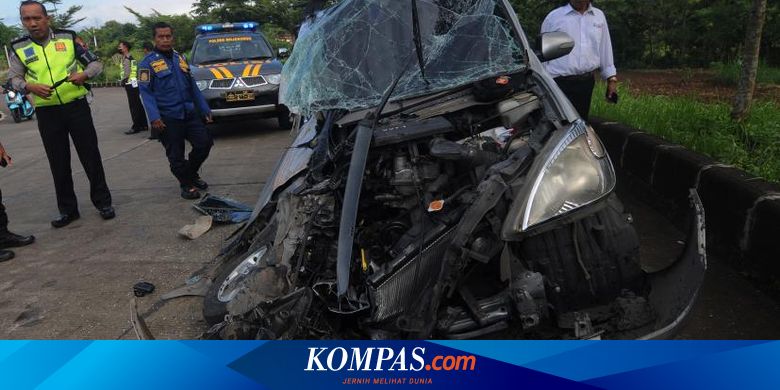 Honda CR-V Tabrak Belakang Truk di Boyolali, Sopir Diduga Ngantuk