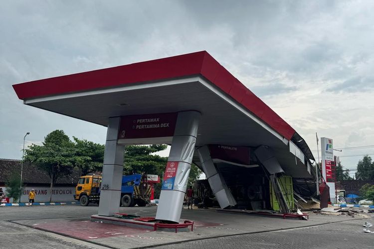 SPBU Pertamina di Ngawi Ambruk Ditabrak Truk Besar Bermuatan Pasir, Ini ...