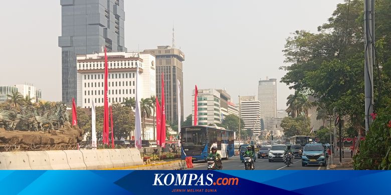 Jalan Medan Merdeka Barat Kembali Dibuka Usai Massa Buruh Membubarkan Diri
