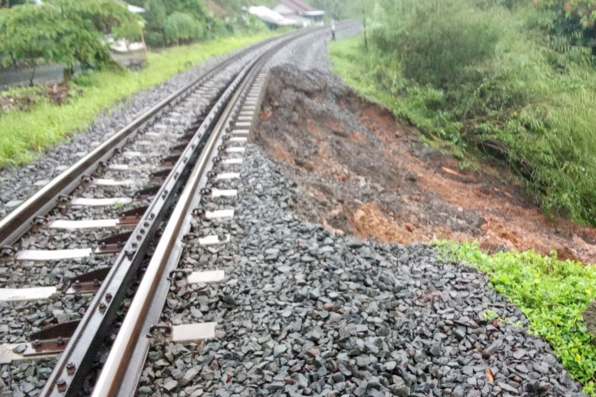 Setelah 8 Jam Diperbaiki, Rel di Petak Jalan Ciamis - Manonjaya Kembali ...