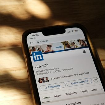 Foto : 6 Cara Membuat Profil LinkedIn yang Menarik untuk Menunjang ...