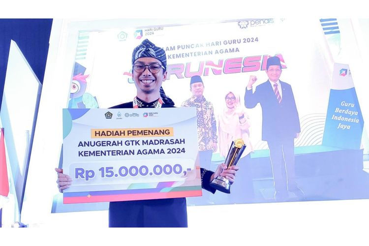 Foto : Kisah Ubed, Guru MA Inspiratif Nasional yang Ajari Siswa Kurang ...