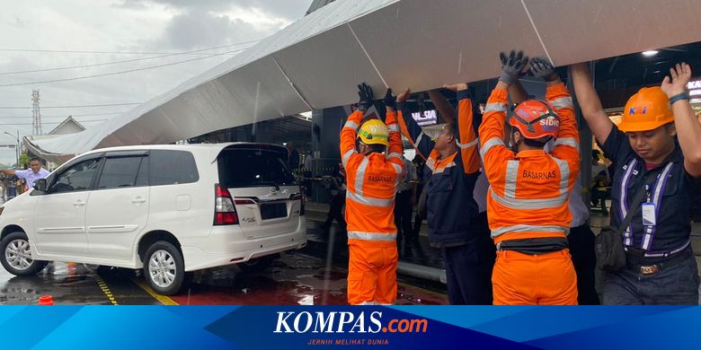 Atap Stasiun Yogyakarta Roboh dan Timpa 5 Mobil