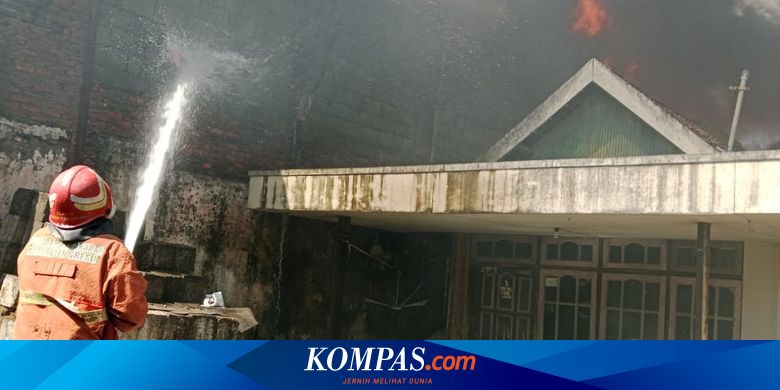Api yang Membakar Pabrik Spons di Driyorejo Gresik Diduga Berasal dari Ruang Produksi
