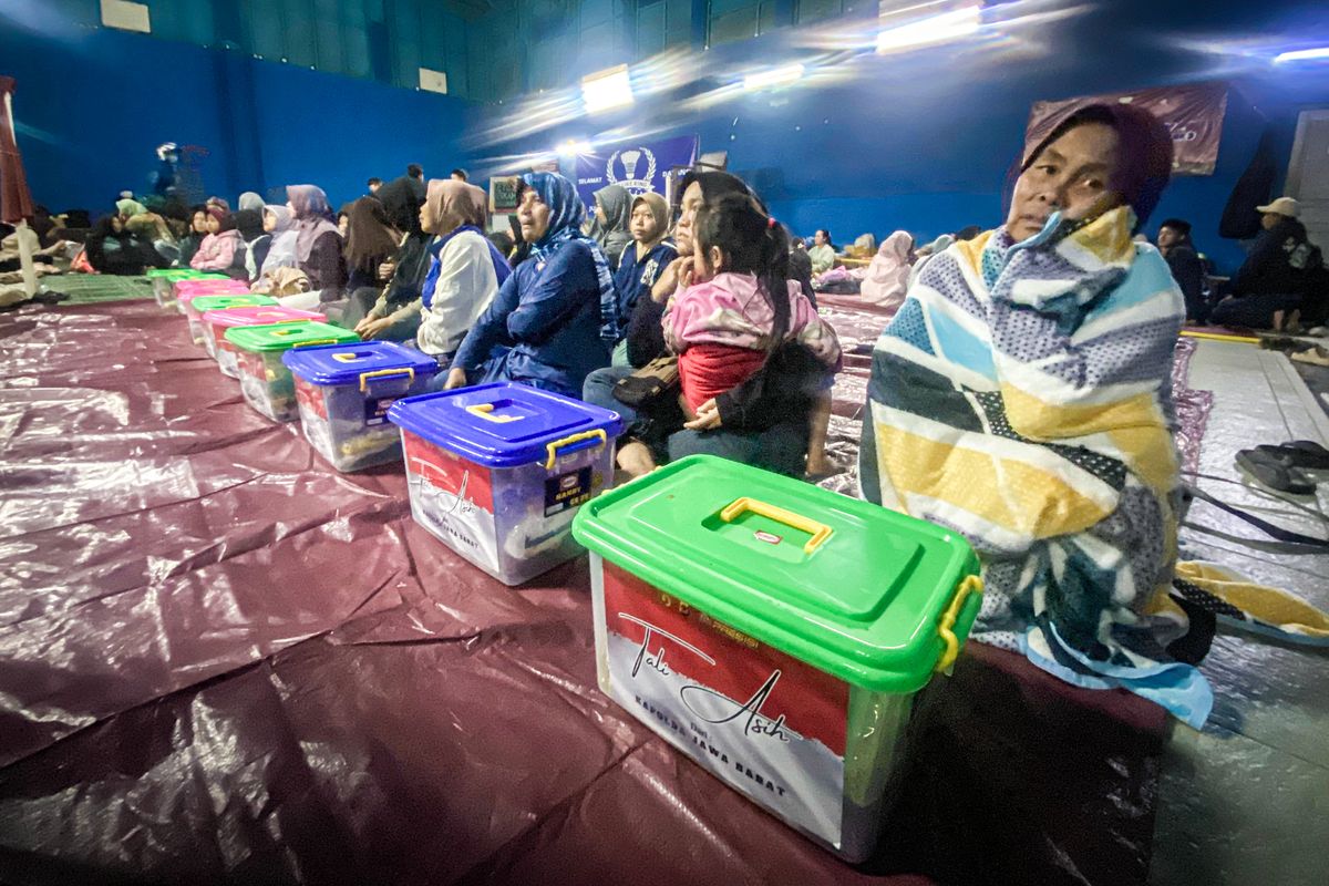 Di Balik Longsor Cisarua Bandung Barat, Ai Neni Menanti Keluarganya ...