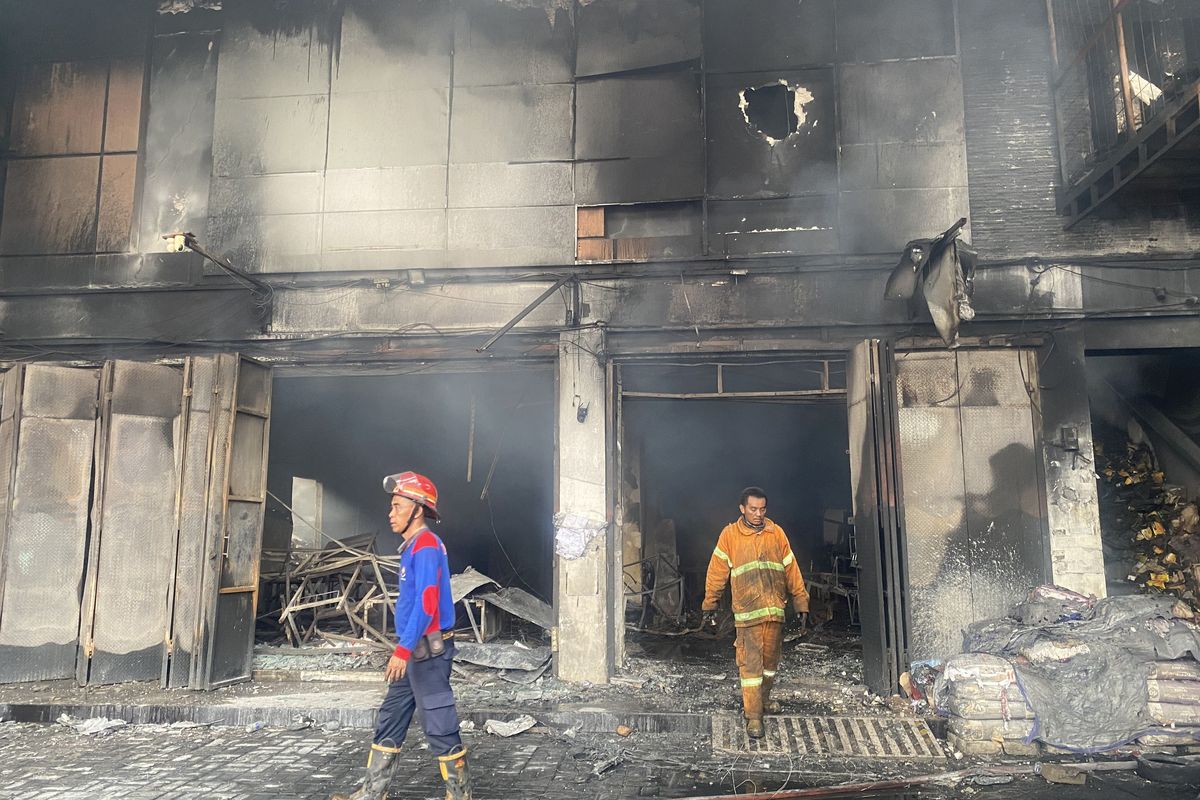 Kebakaran Gudang dan Toko Ban di Pondok Gede Padam, Damkar Fokus ...