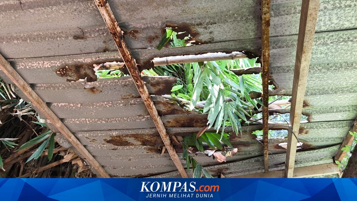Atap Pejalan Kaki di Stasiun Jurangmangu Rusak, Penumpang KRL Khawatir ...