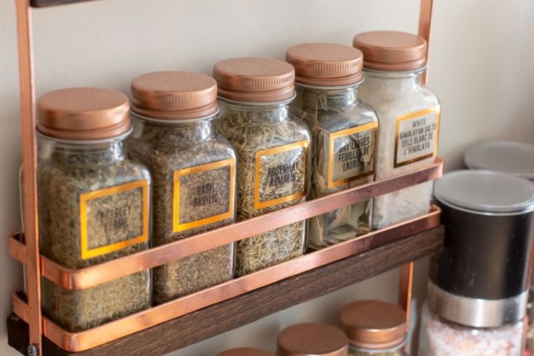 4 Cara Menata Rak Bumbu Dapur yang Praktis dan Hemat Ruang