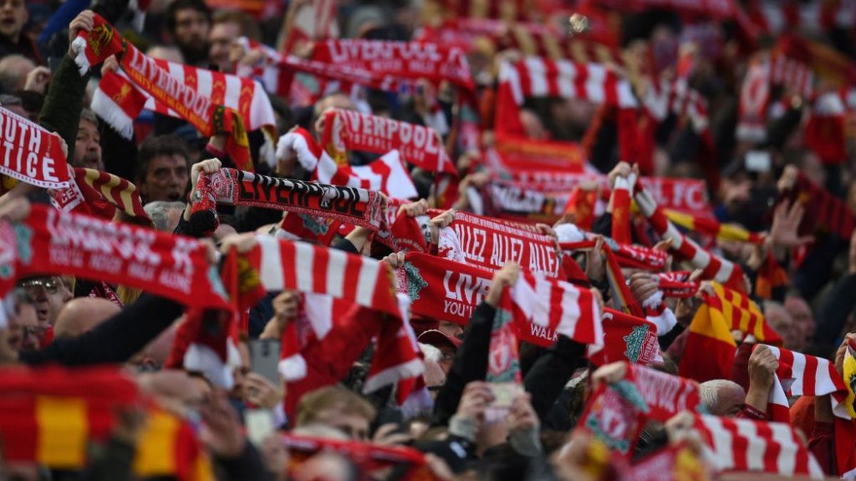 [HOAKS] Foto Suporter Liverpool Bentangkan Spanduk Dukungan ke Israel