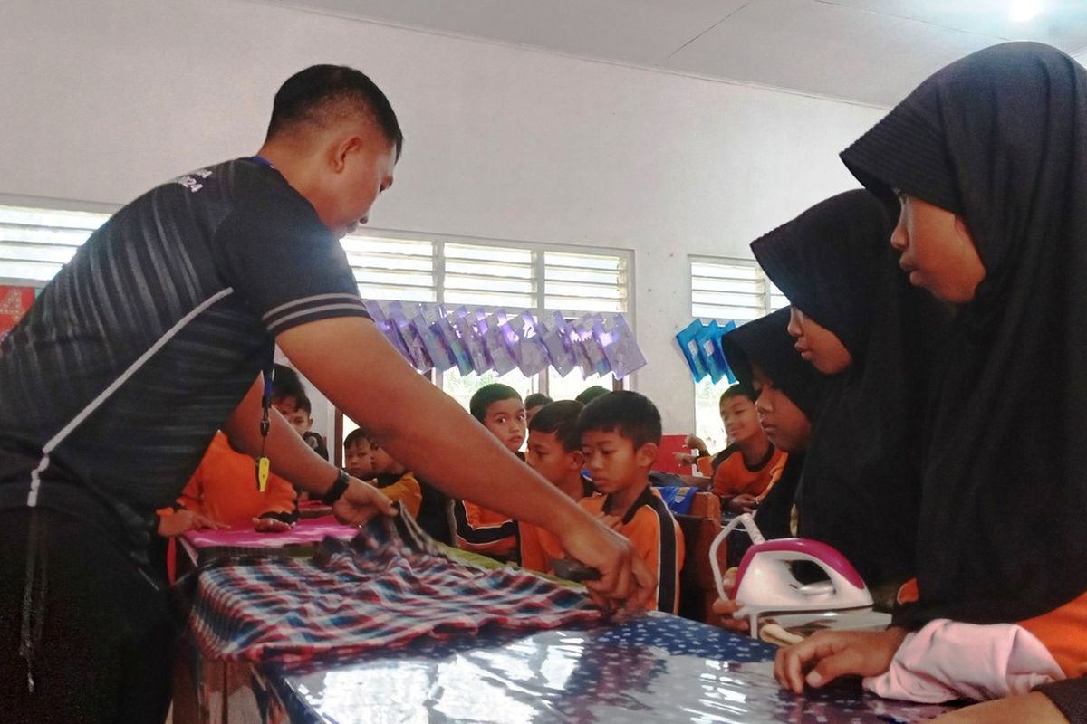 Video Saat di Kelas Viral, Ini Sosok Guru Dede Sulaeman yang Ajari Siswa Melipat dan Menyeterika ...