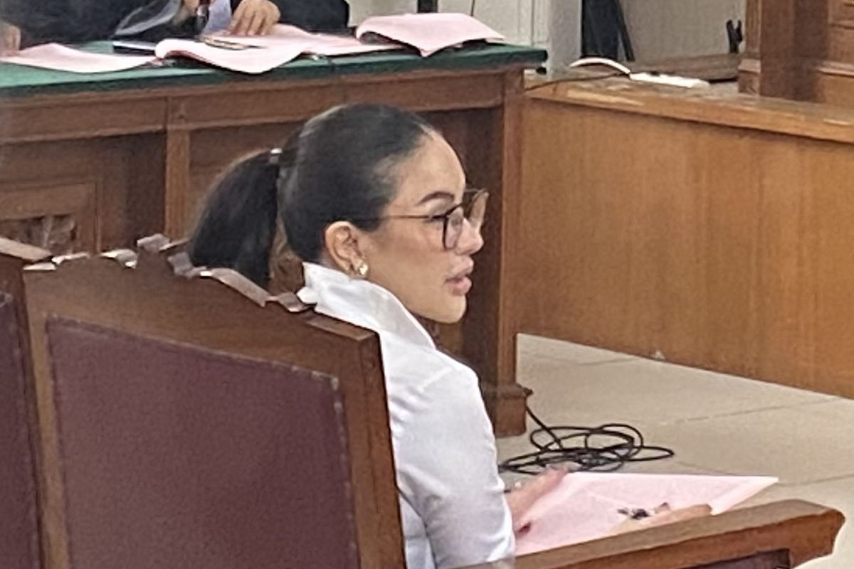 Tangisan Nikita Mirzani Saat Jalani Sidang Pemerasan di Pengadilan