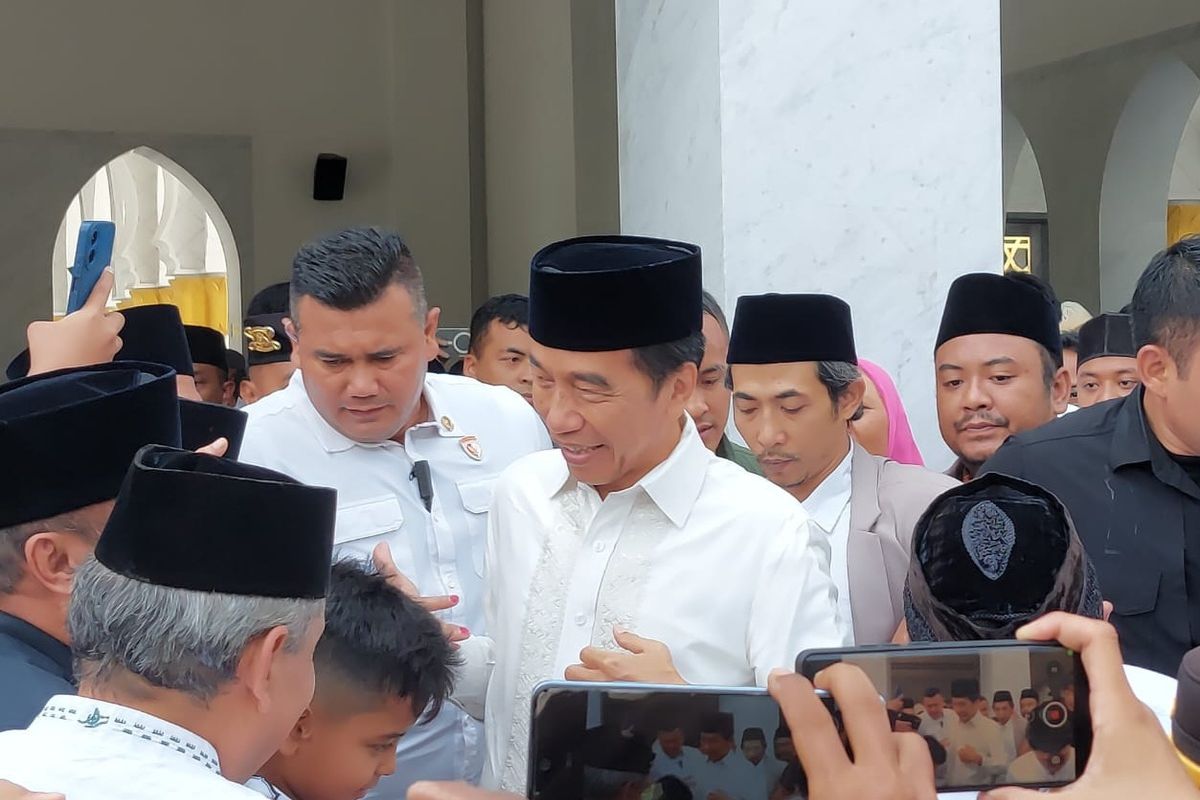 Momen Jokowi Shalat Jumat di Sheikh Zayed bersama Kaesang...