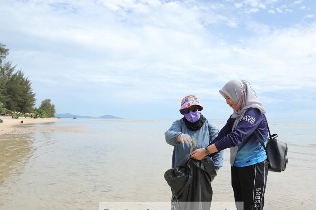 Saat Emak-emak Bersihkan Sampah di Pantai Pukan, Bangka Belitung