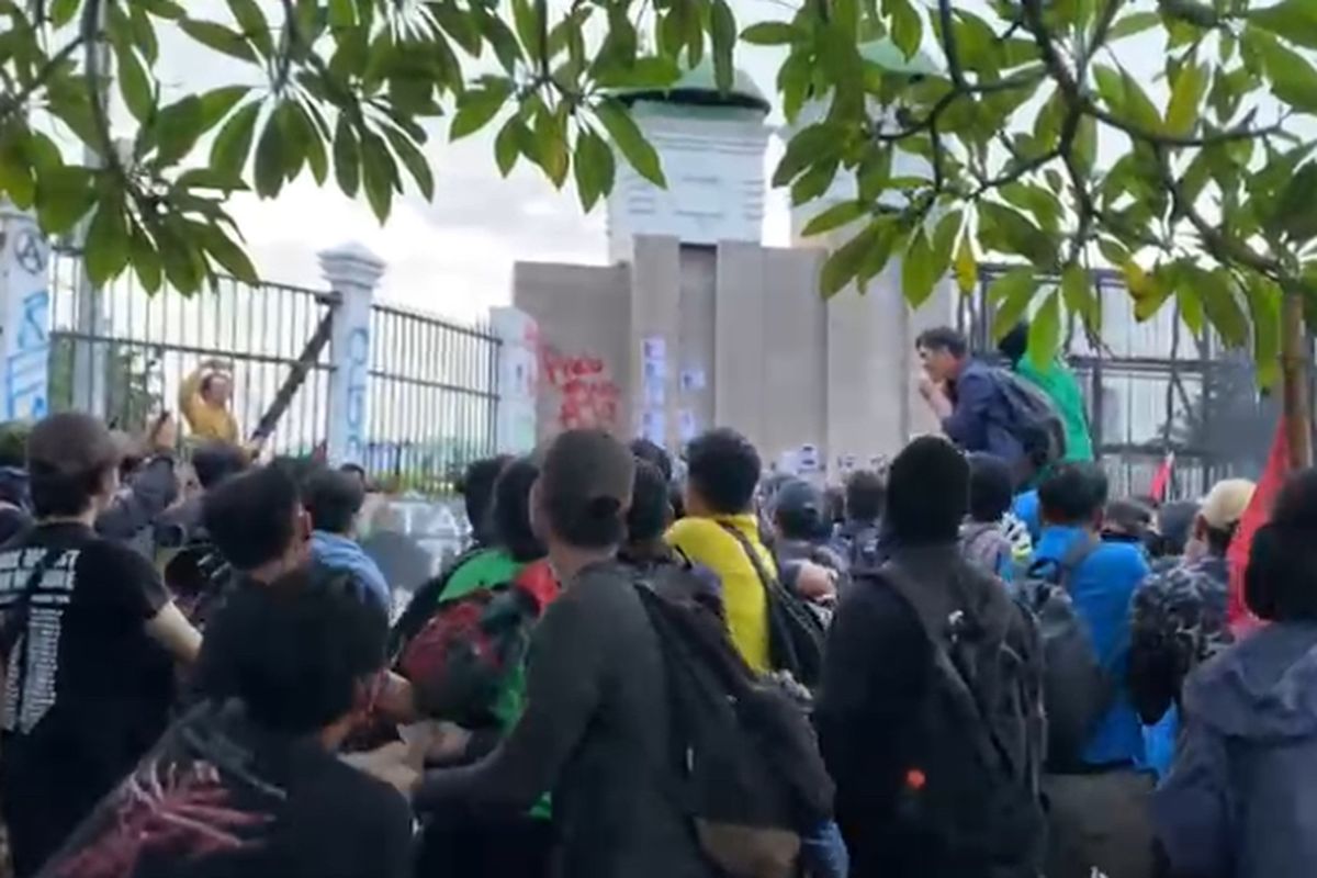 Jebol Pagar, Massa Demo Tolak RUU TNI Masuk ke Halaman Gedung DPR RI