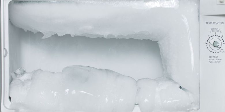 Cara Membersihkan Freezer Penuh Bunga Es Tanpa Cabut Colokan Listrik