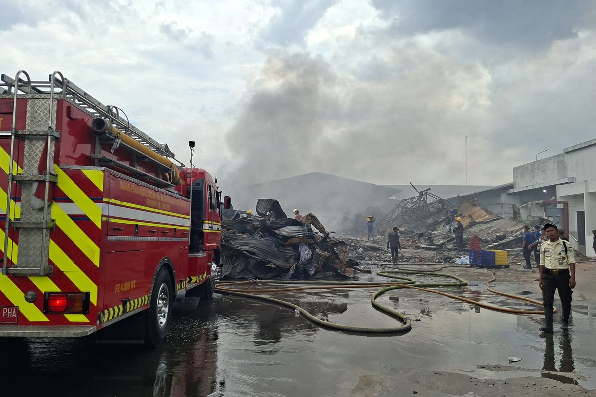 Kebakaran Gudang Plastik di Jakbar 7 Hari Belum Padam, Api Kembali Menyala