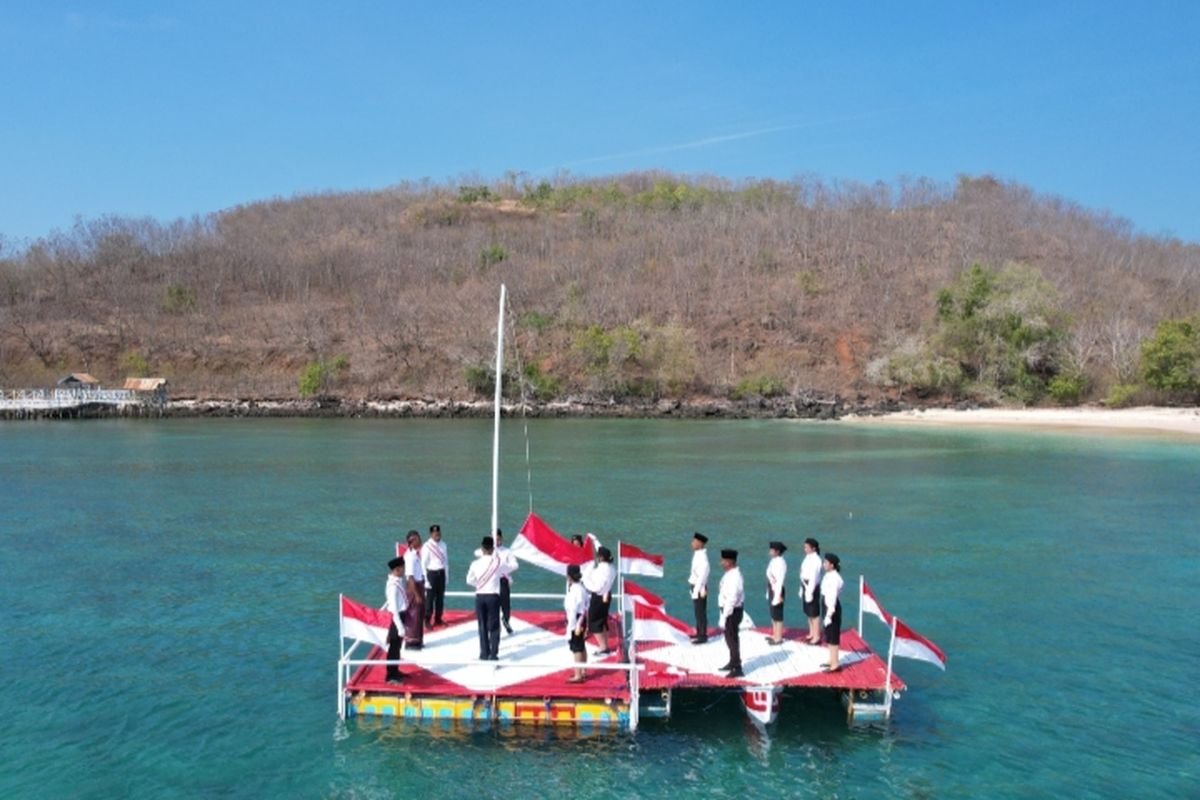 HUT ke-79 RI, Warga Desa Pantai Oa NTT Upacara Bendera di Laut