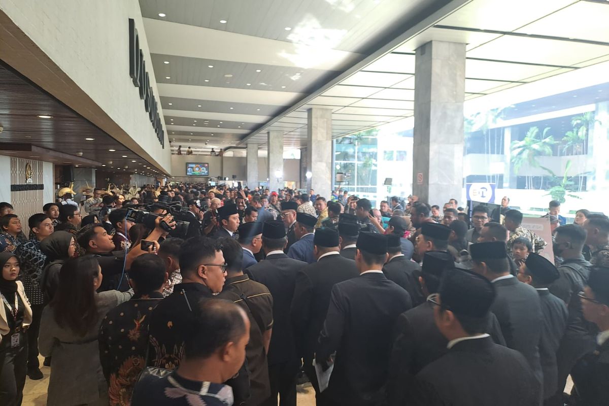 Suasana di DPR Jelang Pelantikan, Diramaikan Keluarga dan Semarak ...