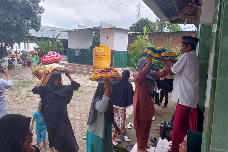 Tradisi Ntek Dulang Ko Masjid dan Mangan Rowa Jelang Ramadhan di Sumbawa