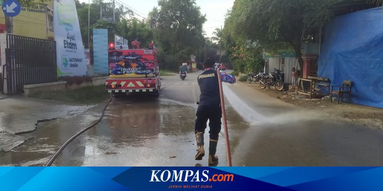 Tumpahan Solar di Kukar Sebabkan Pengendara Jatuh, Damkar Semprot Jalan
