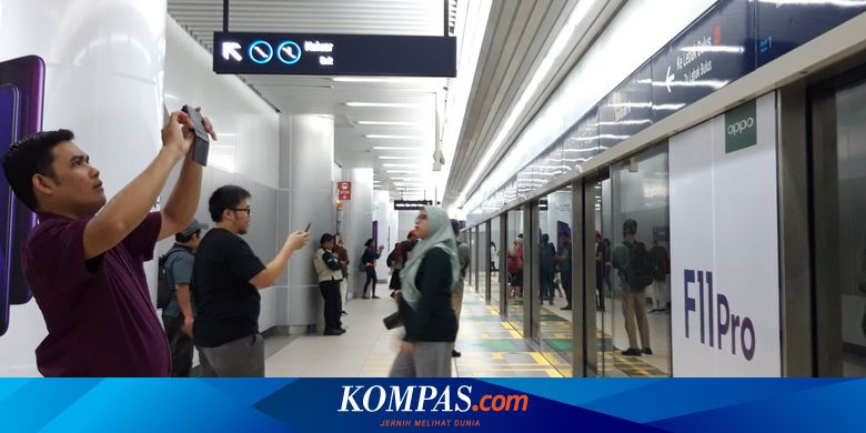 Ramai-ramai Swafoto di Kereta MRT...