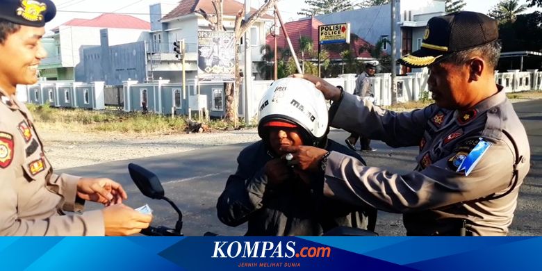 Operasi Zebra, Polisi Tegur Pengendara Motor yang Pakai Helm Terbalik