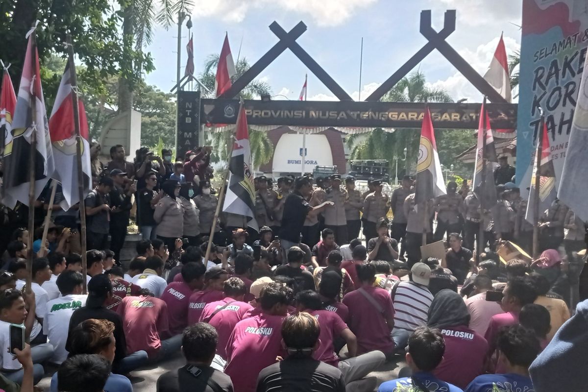 Massa Anggota Grup Kecimol Geruduk Kantor Gubernur NTB, Desak Polisi ...