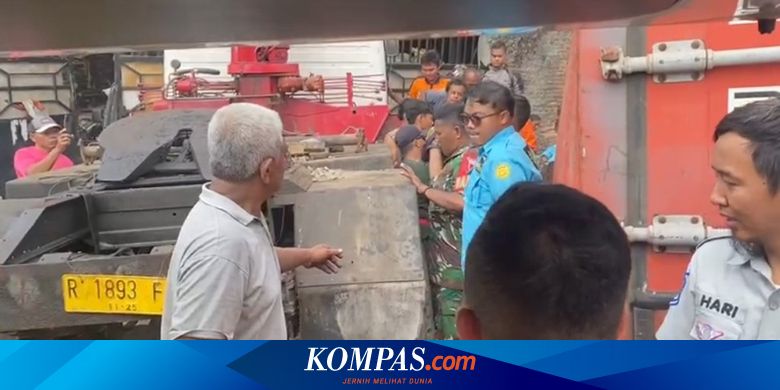 Truk Pengangkut Gula Tabrak Mobil dan Motor di Turunan Fly Over Brebes ...