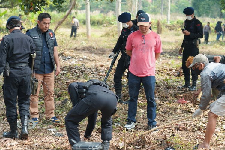 BERITA FOTO: Sisir Ulang TKP Pembunuhan Ibu dan Anak di Subang